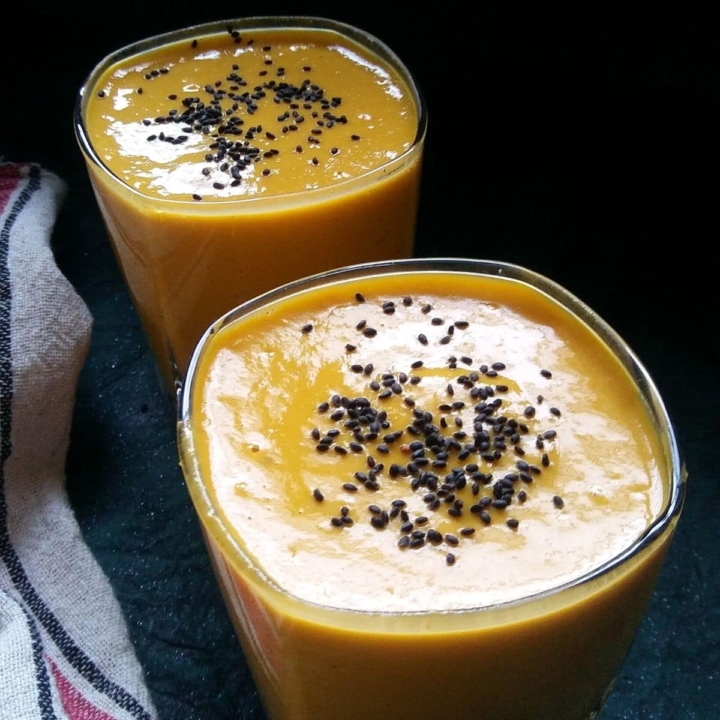 Easy Mango Oats Breakfast Smoothie - Spoons Of Flavor
