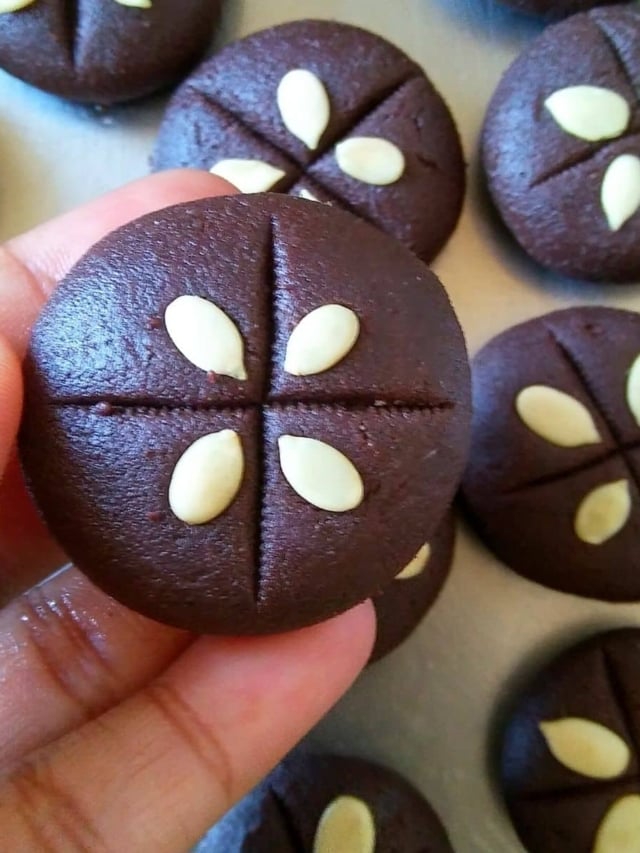 Chocolate Peda Recipe - Spoons Of Flavor