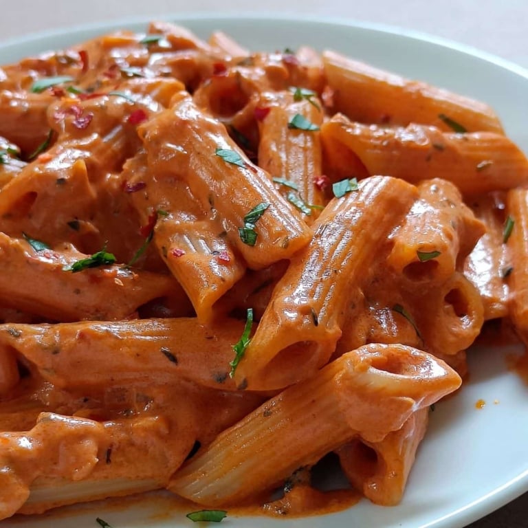 Gigi Hadid Pasta Recipe (with and without vodka) - Spoons Of Flavor